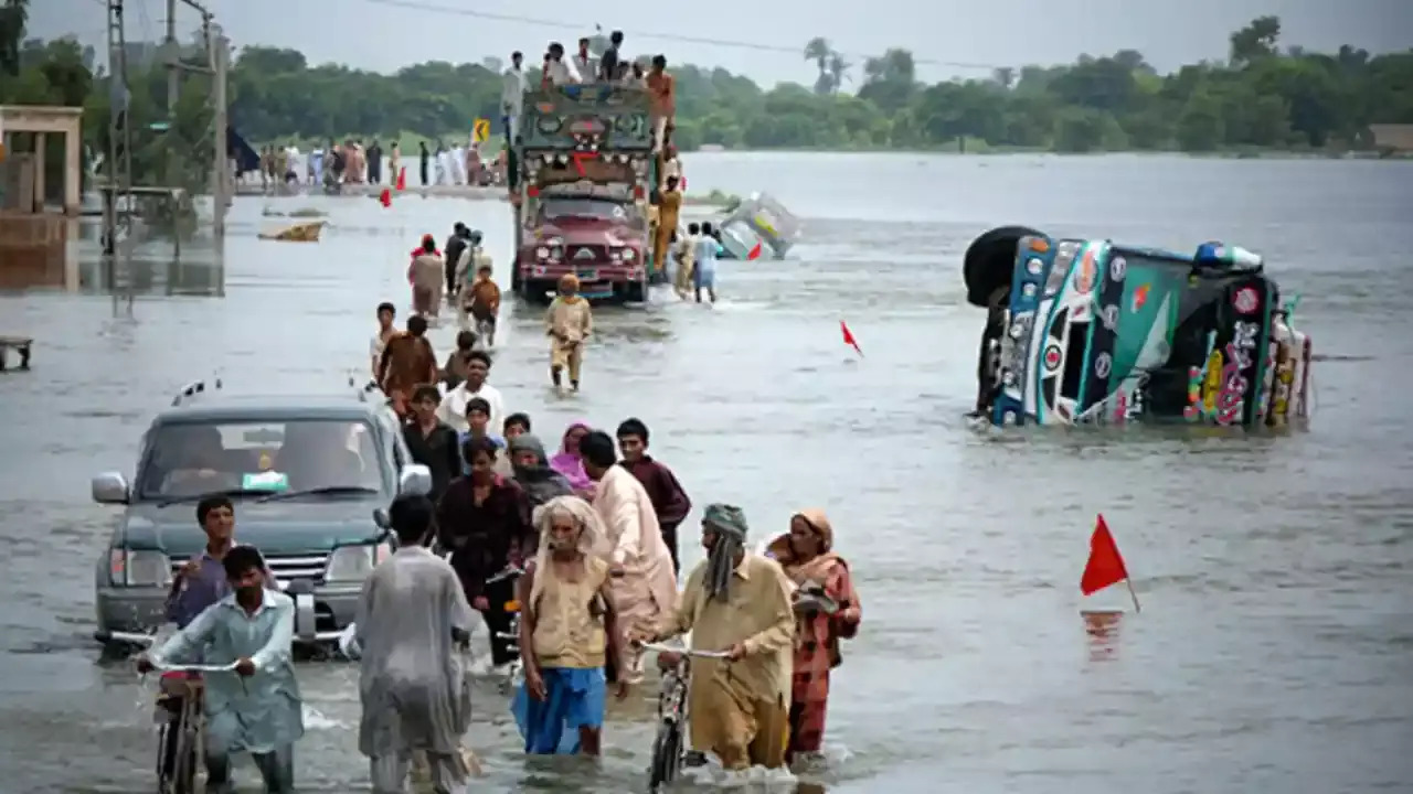 Flood in UP 1370 Villages of 18 Districts Affected Heavy Rains